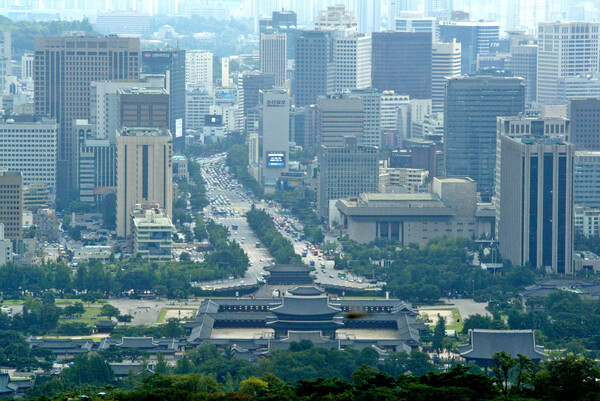 북악산 촛대바위에서 본 광화문 광장